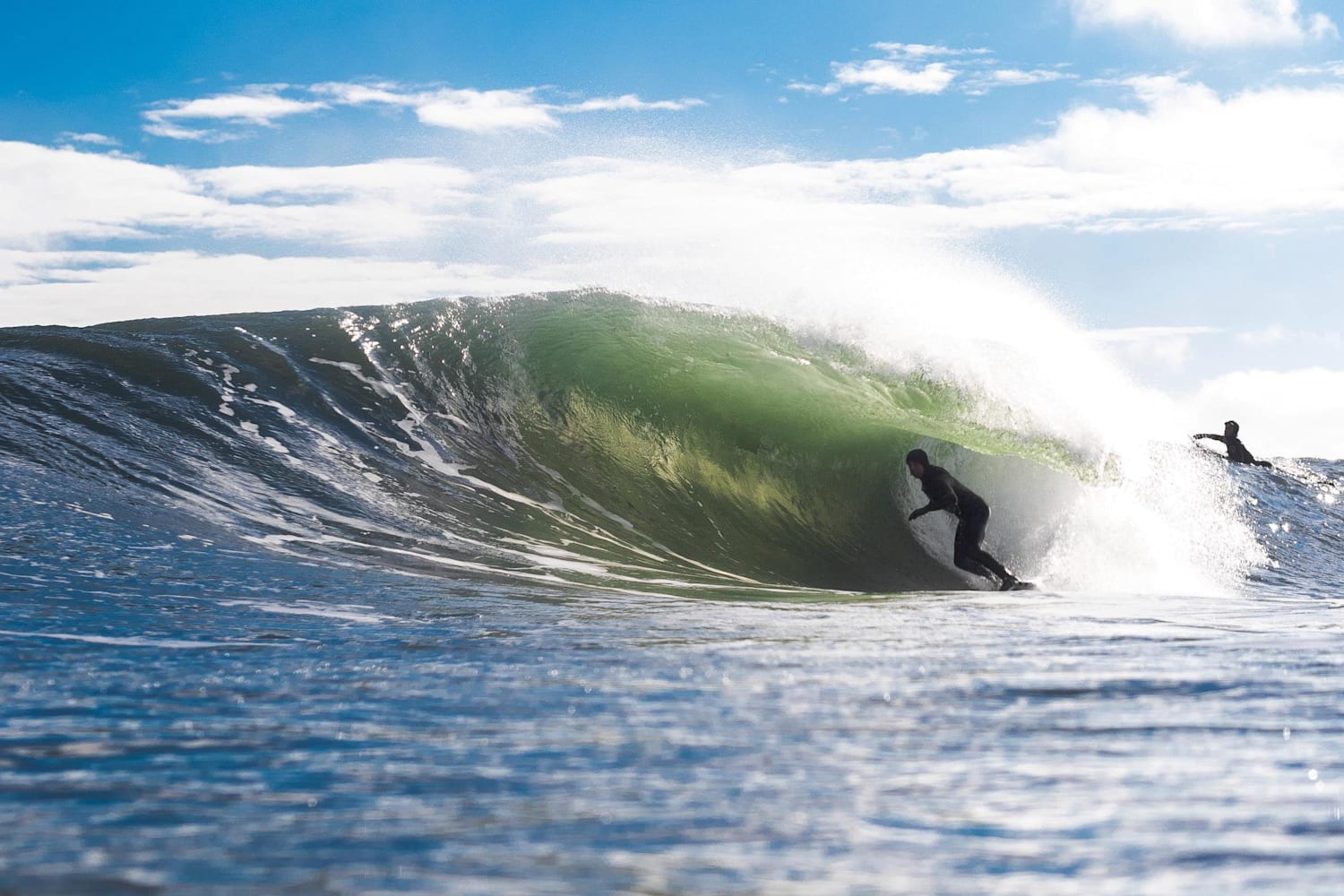 Sessão de surf congelante na costa leste dos EUA
