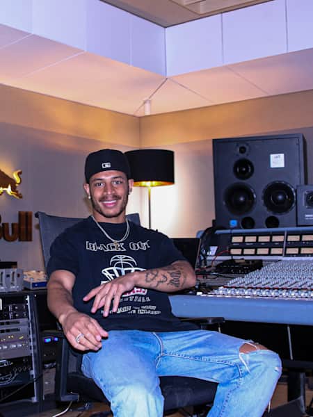 Ashh en studio : Interview avec le rappeur pour "Opium"