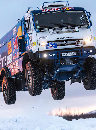 Team Kamaz Master: Dakar truck jumps over ice +video+