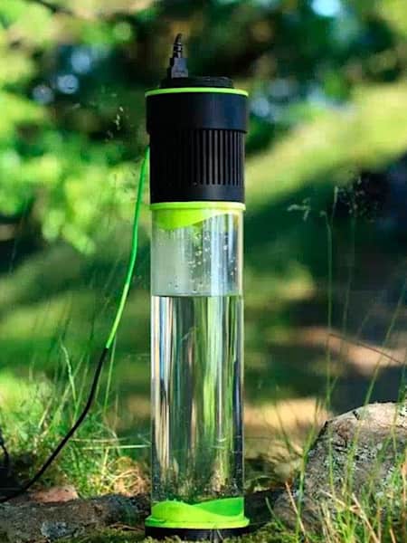 Crean una botella de agua que se rellena sola