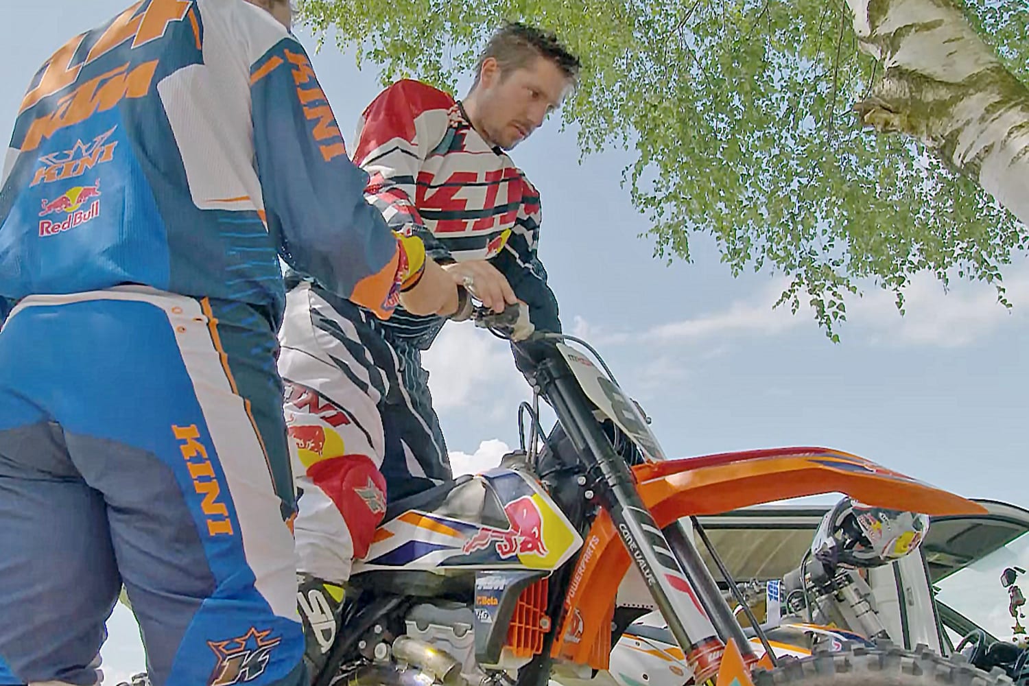 Marcel Hirscher und Matthias Walkner im Motocross-Duell