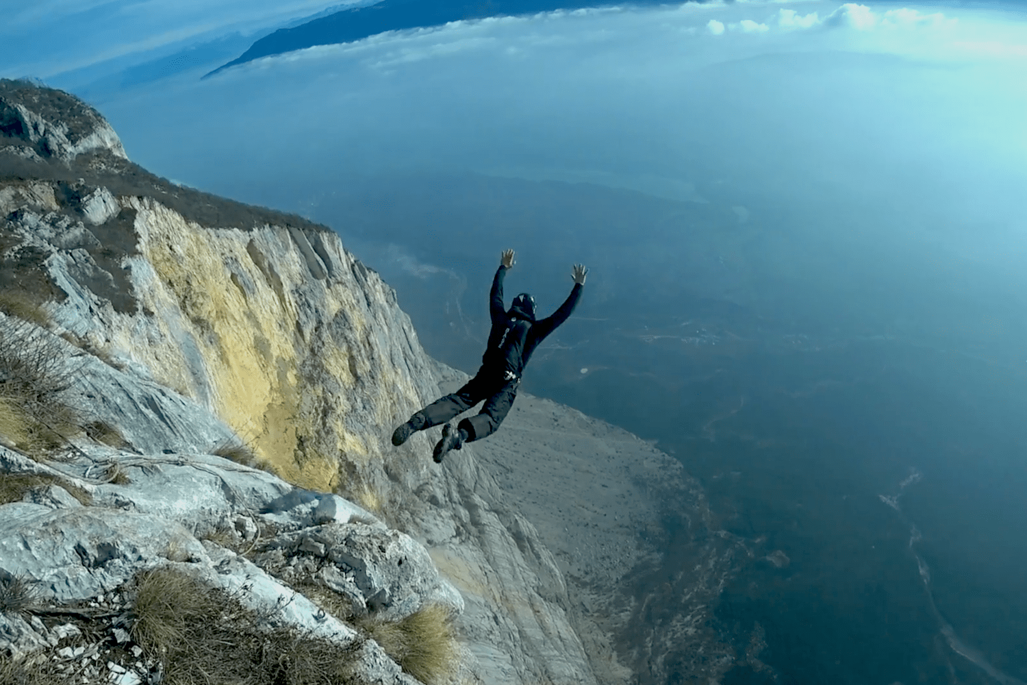 BASE jumping v nejčistší podobě | VIDEO