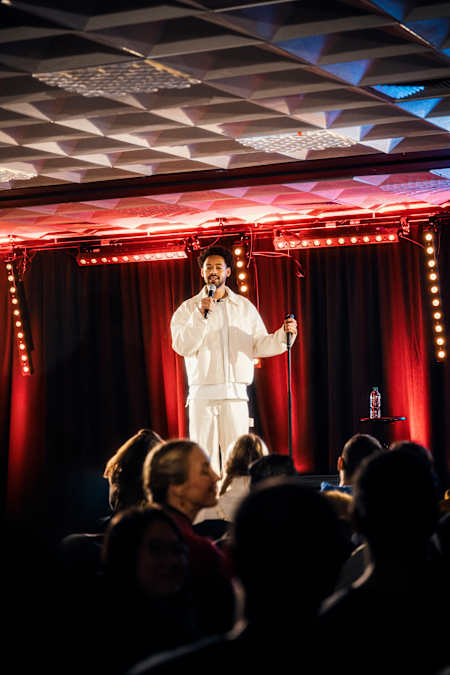 7 aufstrebende deutsche Comedians, die du kennen solltest
