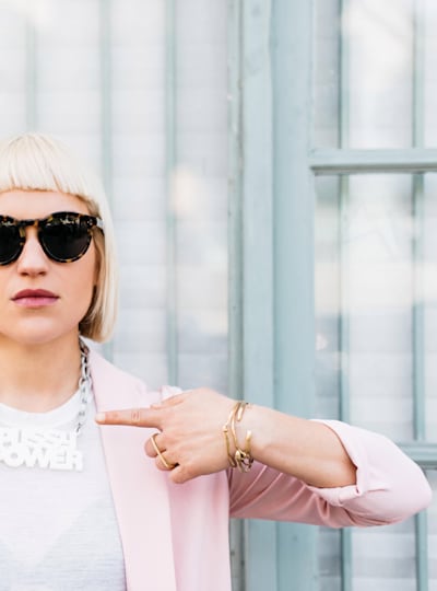 Anna Bulbrook está aqui para ampliar as vozes femininas