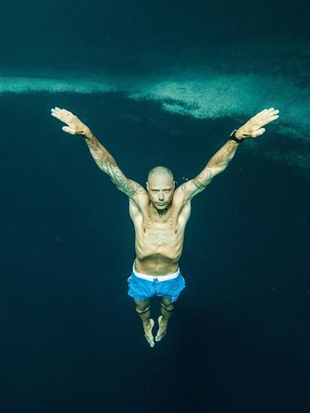 Stig Pryds combines freediving and yoga poses ++video++