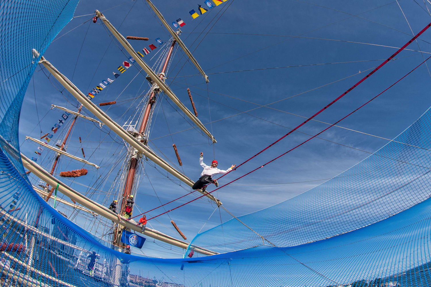 Slackship: De la slackline sur un énorme bateau à voile