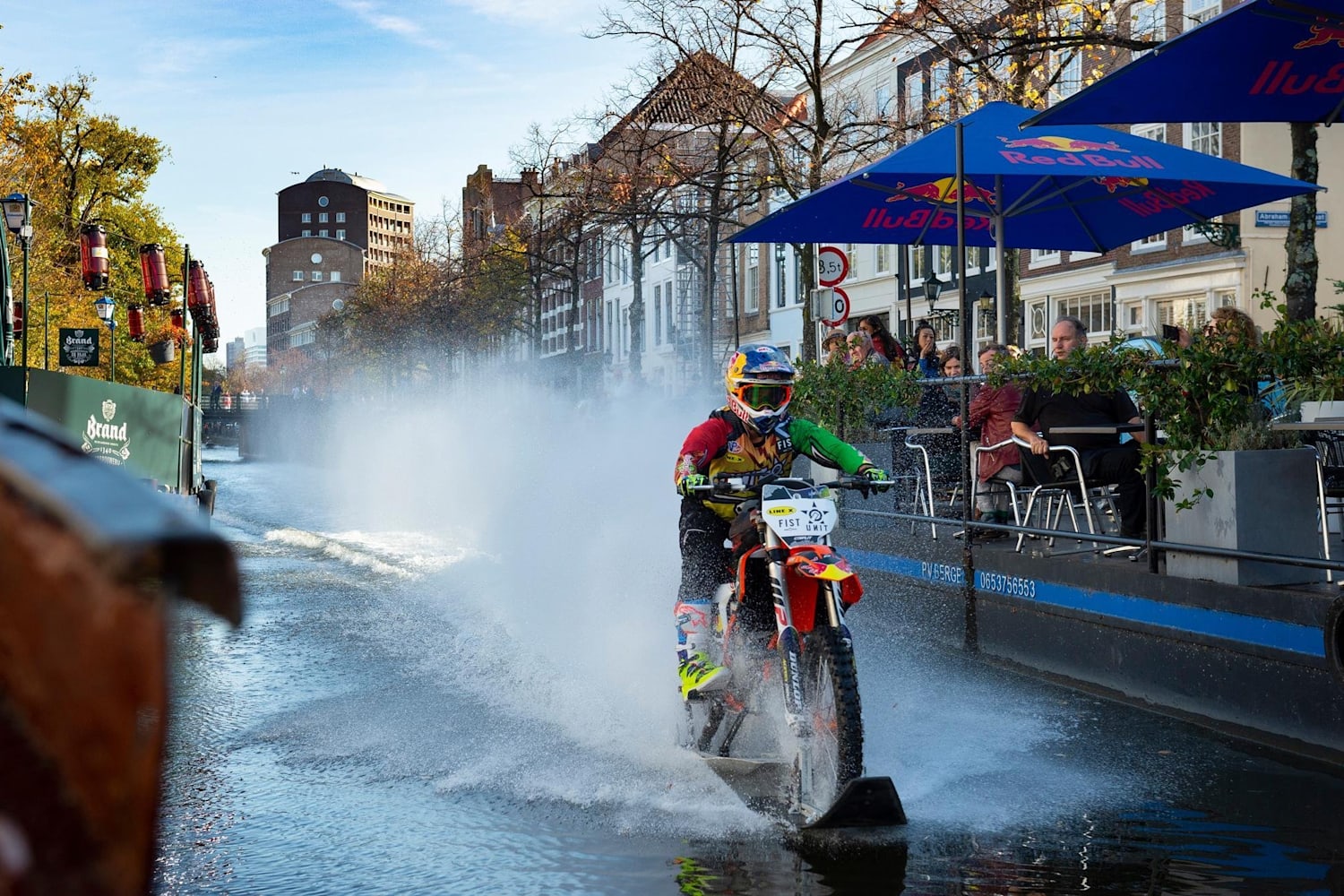 Robbie Maddison rijdt over water door Den Haag
