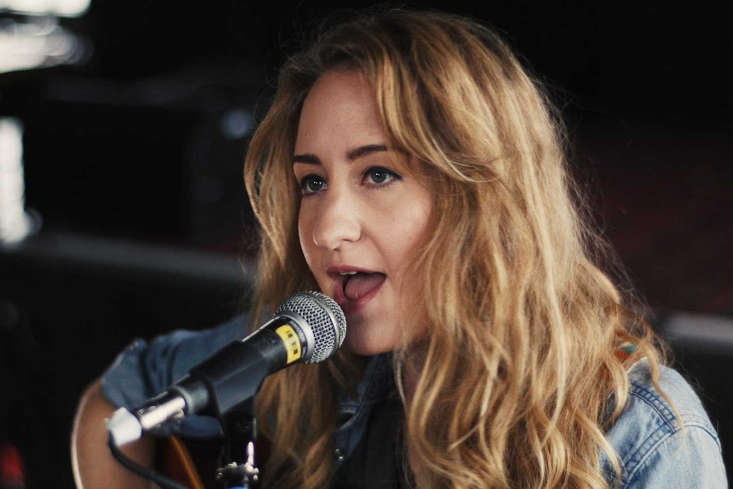 Margo Price cantante de country sesión en acústico