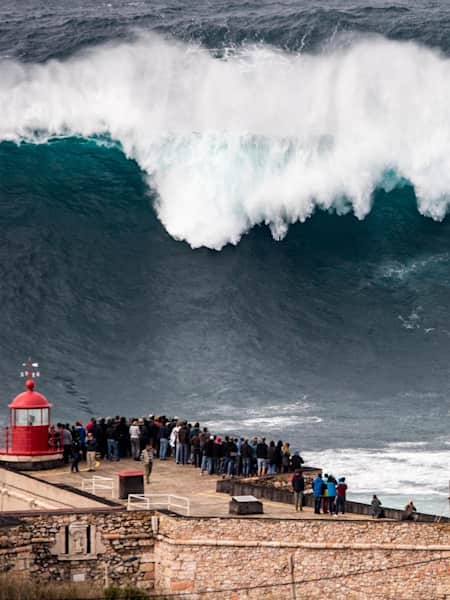 Surfing na ogromnych falach w Nazare