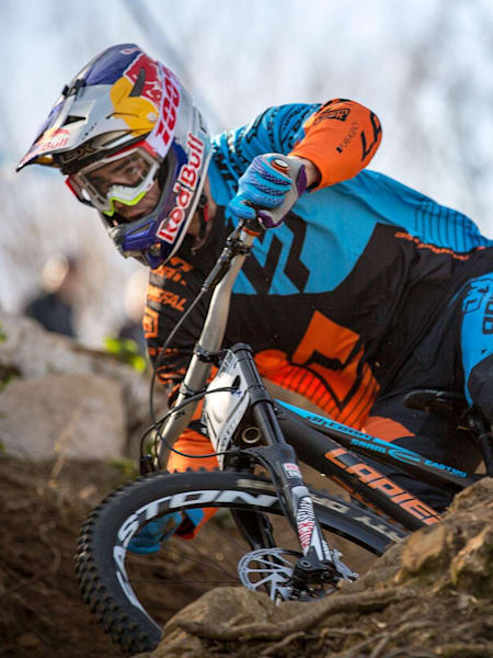Ele é Loic Bruni, astro do mountain bike downhill