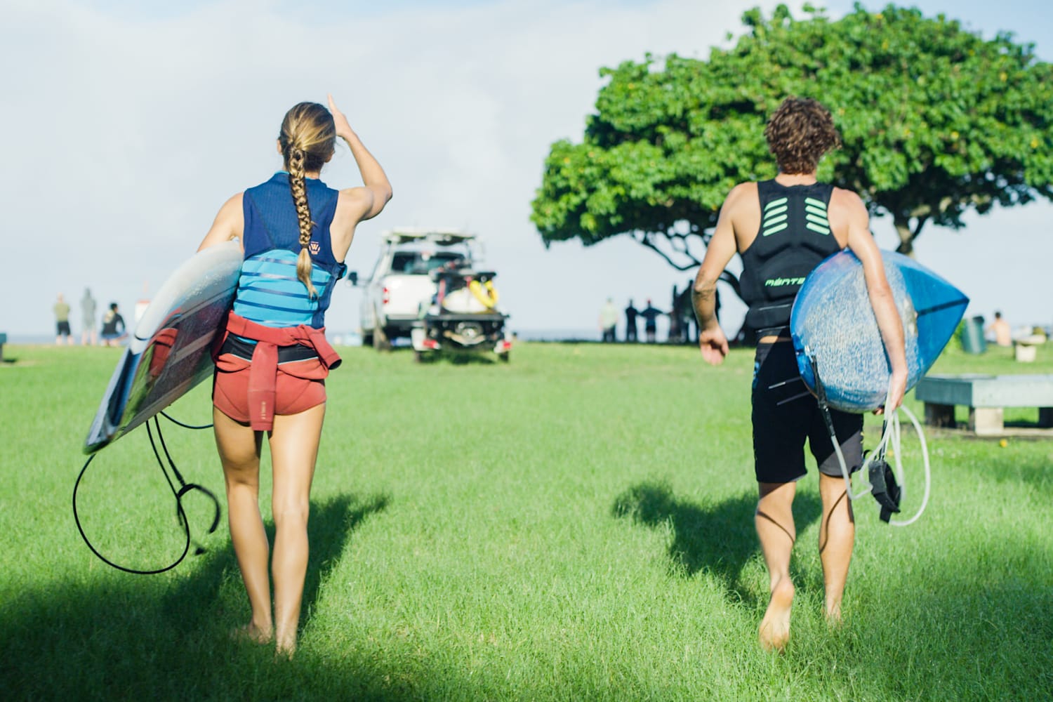 Emily Erickson & Izzi Gomez dans No Small Feat E2! Surf