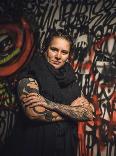 Pod kůží: Inkoustové vzpomínky malířky Julie Chocholy