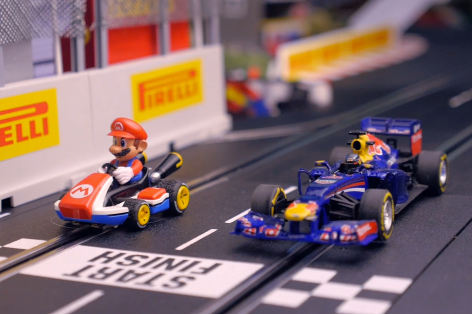 F1 circuit guide: F1 stars show tracks with slot cars