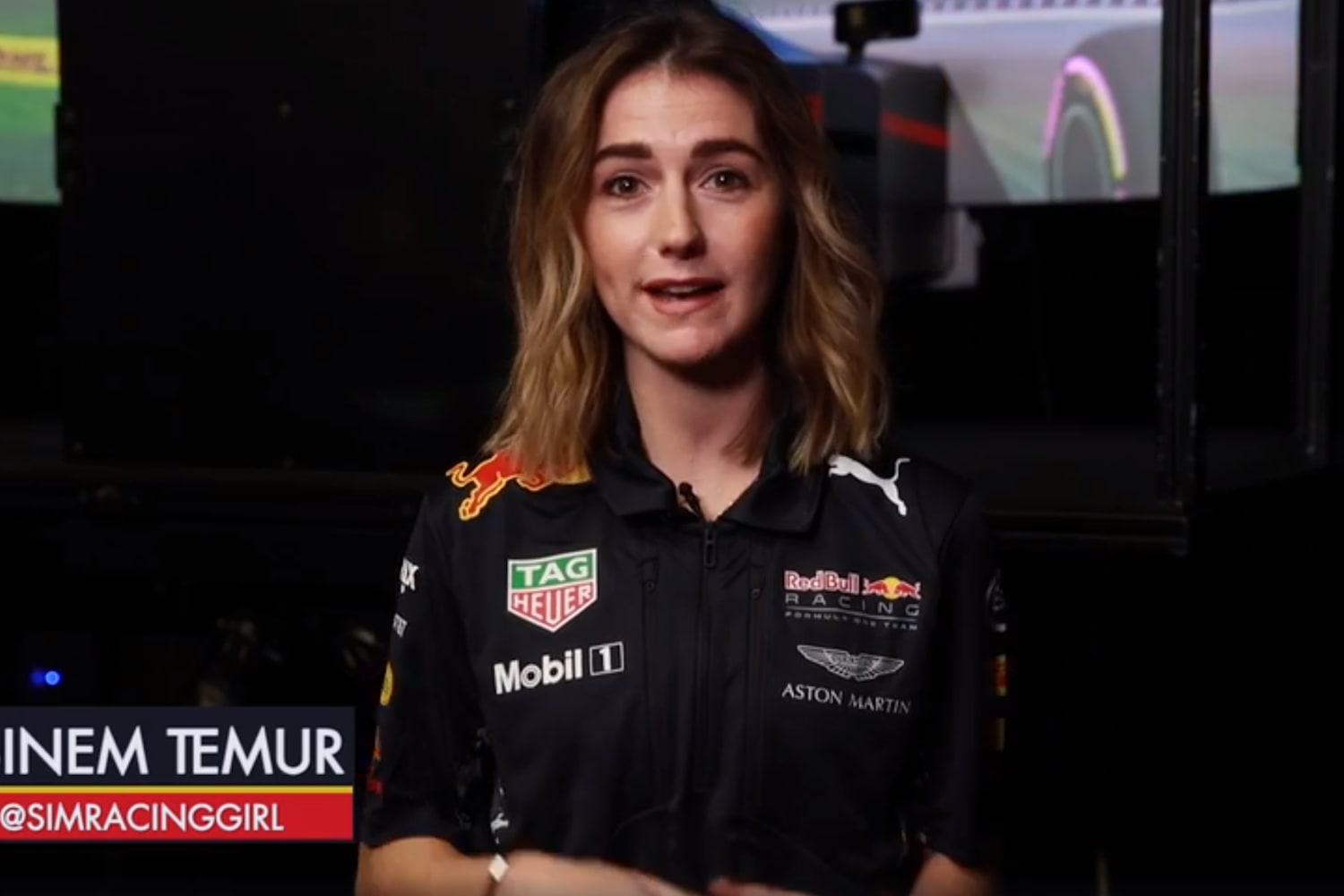 Sim Racing Girl essaie le simulateur F1 Red Bull Racing
