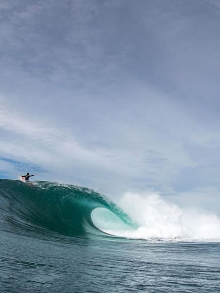 Mikala Jones: Freesurfing en lo más remoto de Indonesia