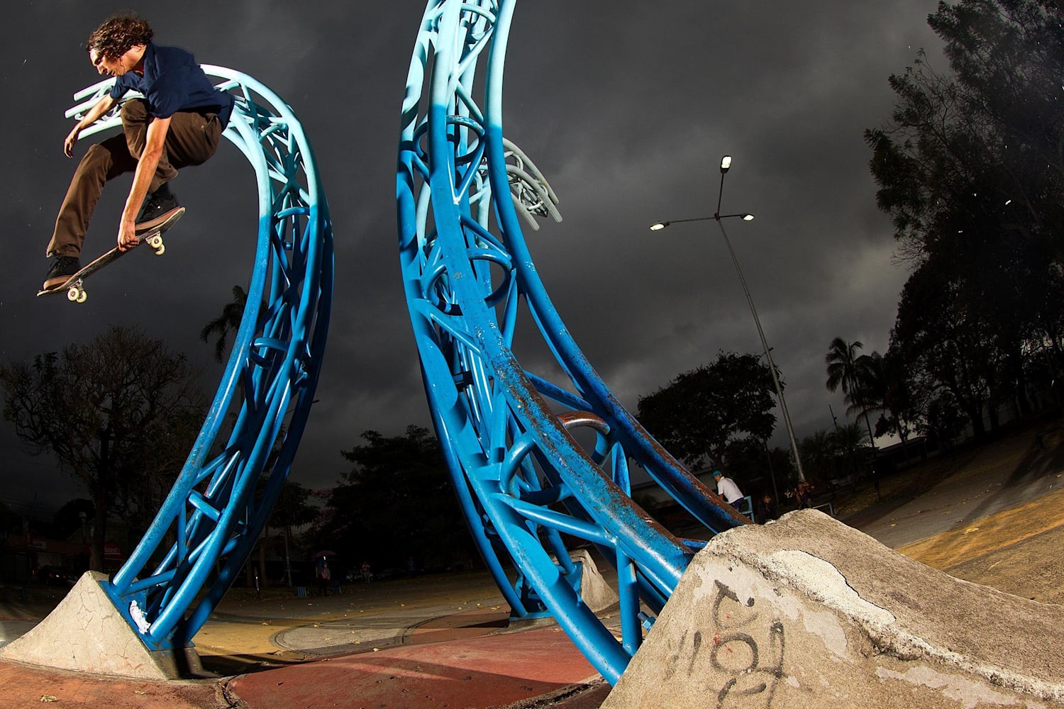 Skatistas ajudam surdos na Costa Rica a escutarem