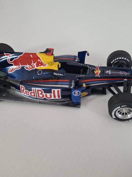 Red Bull RB6 – od oryginału do miniatury