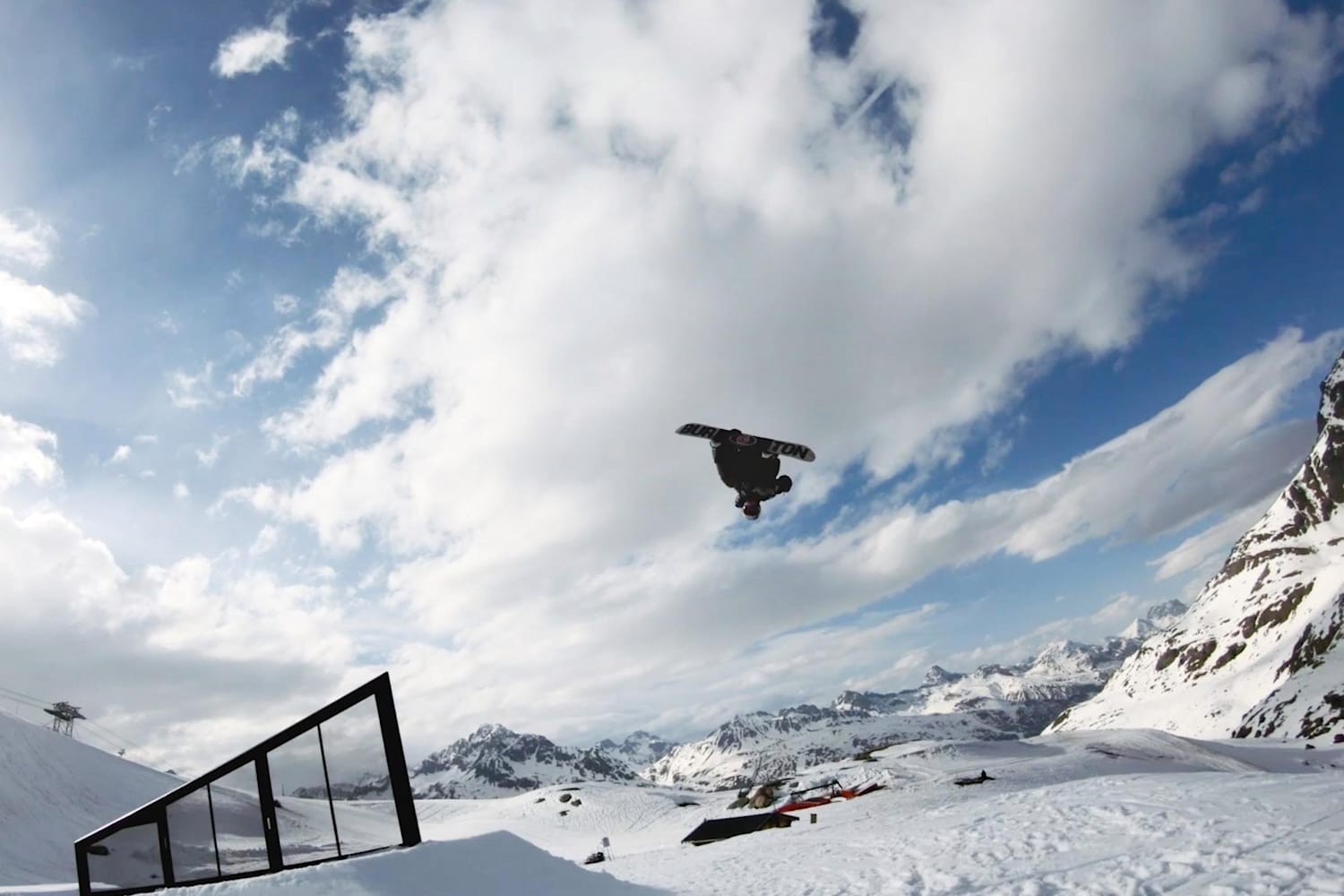 Mark McMorris pose le 1er BS double cork 1170 off rail