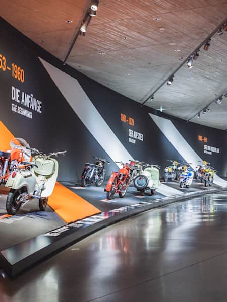 Manuel Lettenbichler zwiedza muzem KTM Motohall