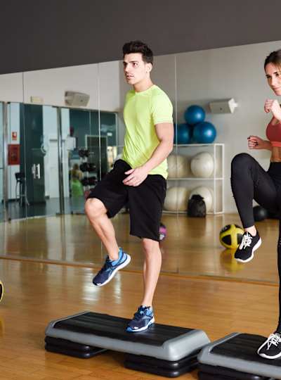 Ćwiczenia na stepie: co warto wiedzieć, jakie są efekty