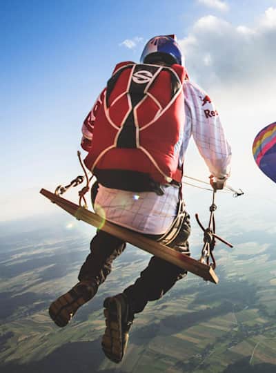 Hot air balloon swing 1,800m above the ground *Video*