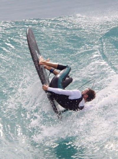 Espectacular surf sobre una tabla de corcho