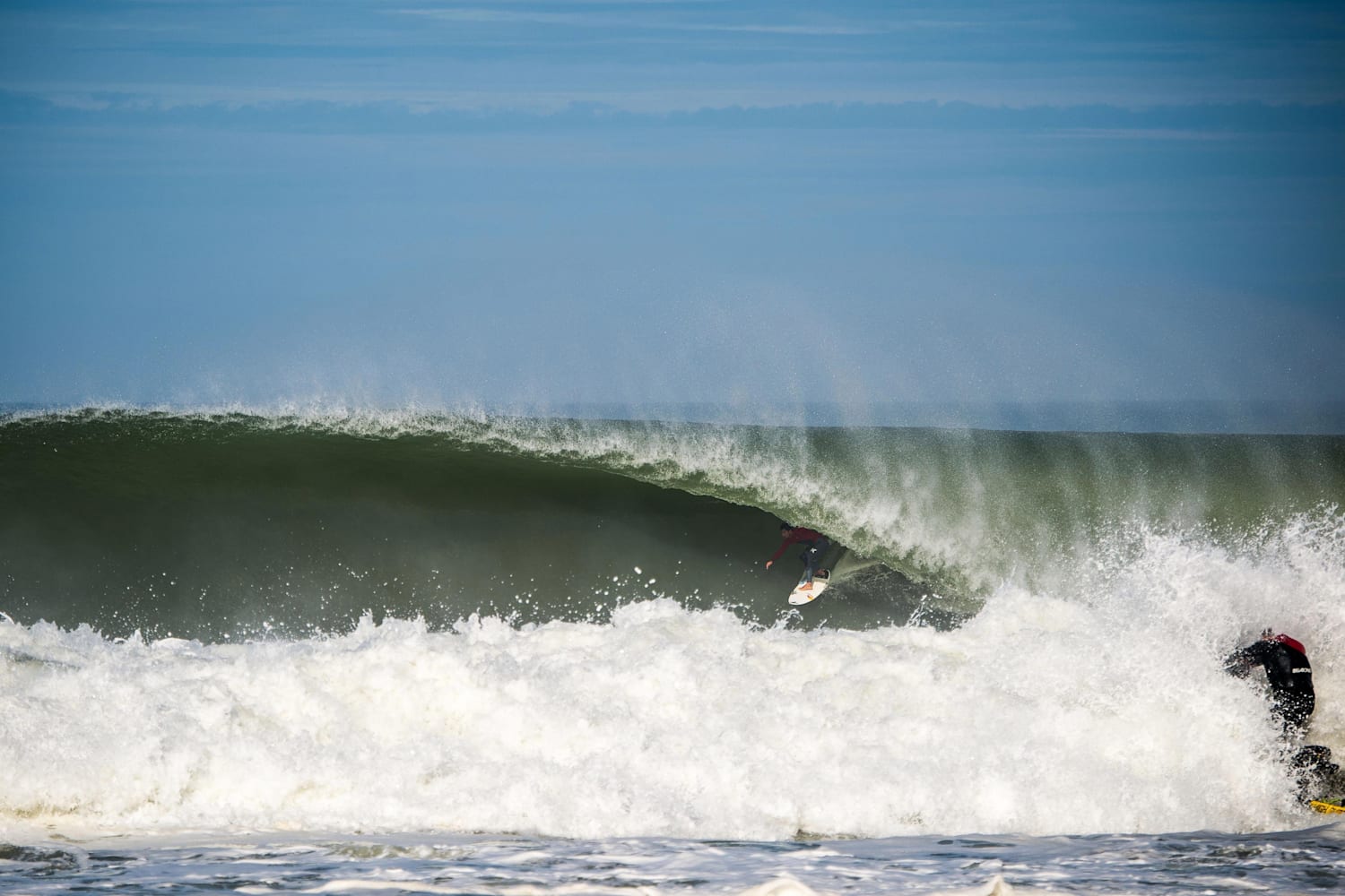Michel Bourez surfe la vague de Mullaghmore en Irlande
