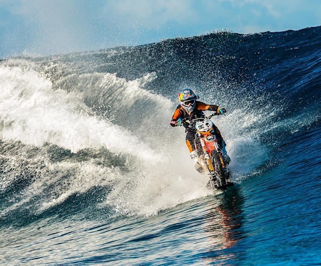 Robbie Maddison Pipe Dream: surf in moto a Tahiti