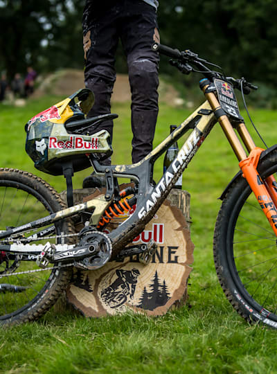 Santa Cruz V10：ジャクソン・ゴールドストーンのダウンヒルMTBを徹底解説！| レッドブル