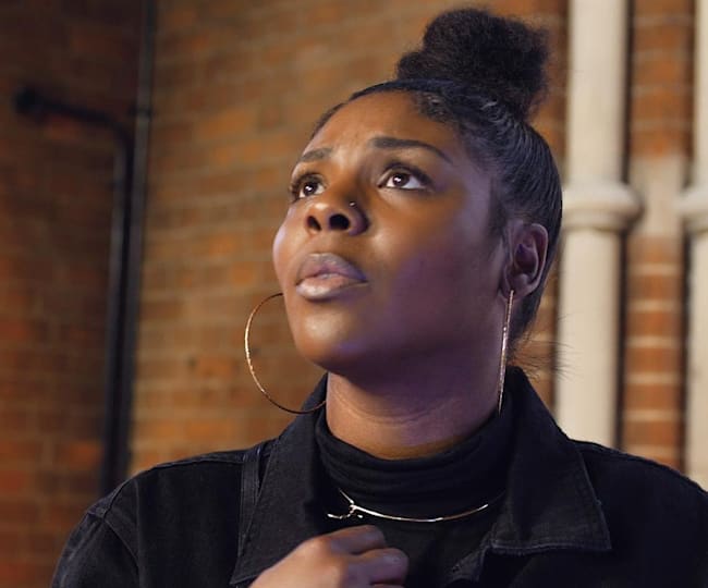 Malika performs I Live and Lua in live session +Videos+