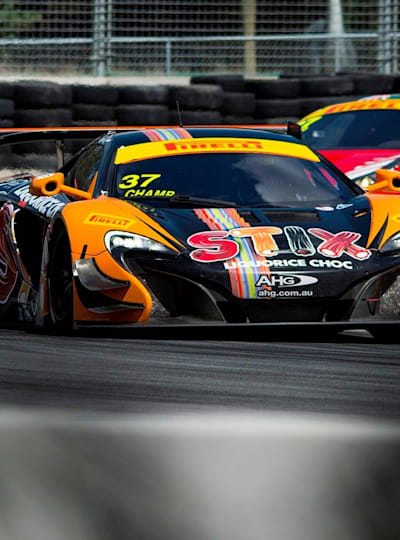 Mad Mike Whiddett Hampton Downs circuit racing *video*