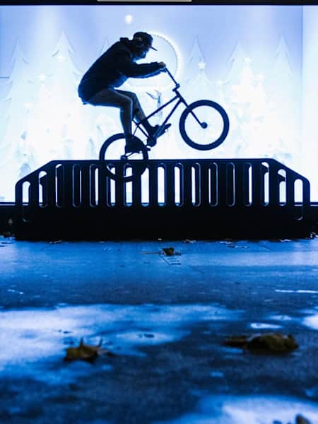 Anthony Perrin: BMX street ride Paris!