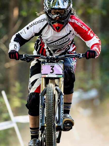 See how Manon Carpenter prepares for the UCI World Cup