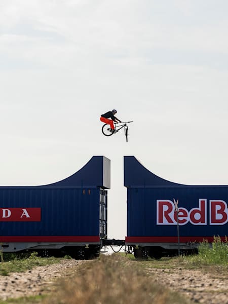 Red Bull Bike Express: Dawid Godziek faz uma estreia mundial