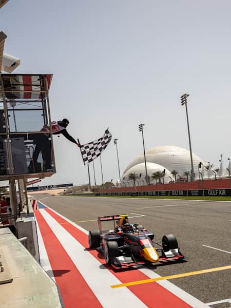 Que signifient les drapeaux en Formule 1 : le guide