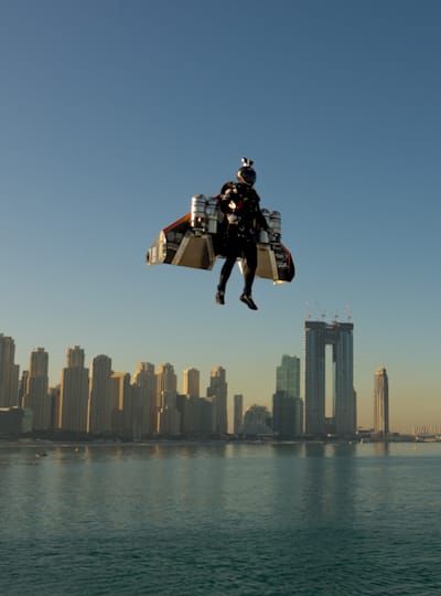 L'homme-avion Vince Reffet survole Dubaï en jetpack
