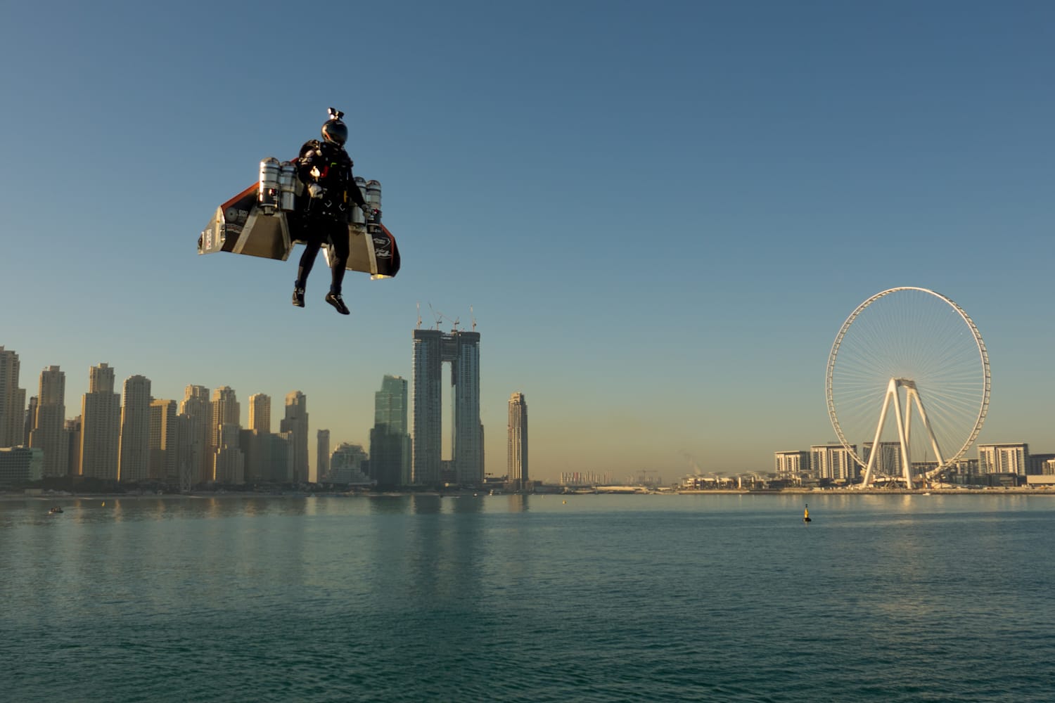 W pełni kontrolowany lot z jetpackiem nad Dubajem