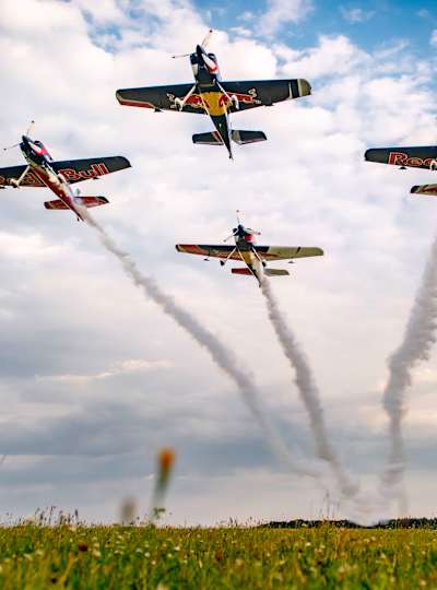 Světový rekord Flying Bulls Aerobatic Team | VIDEO FOTO