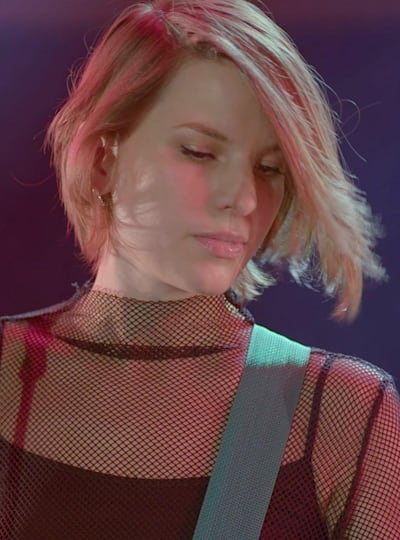 Sofie Winterson performs new track Remember +++video+++