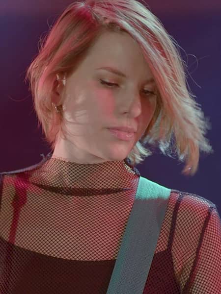 Sofie Winterson performs new track Remember +++video+++