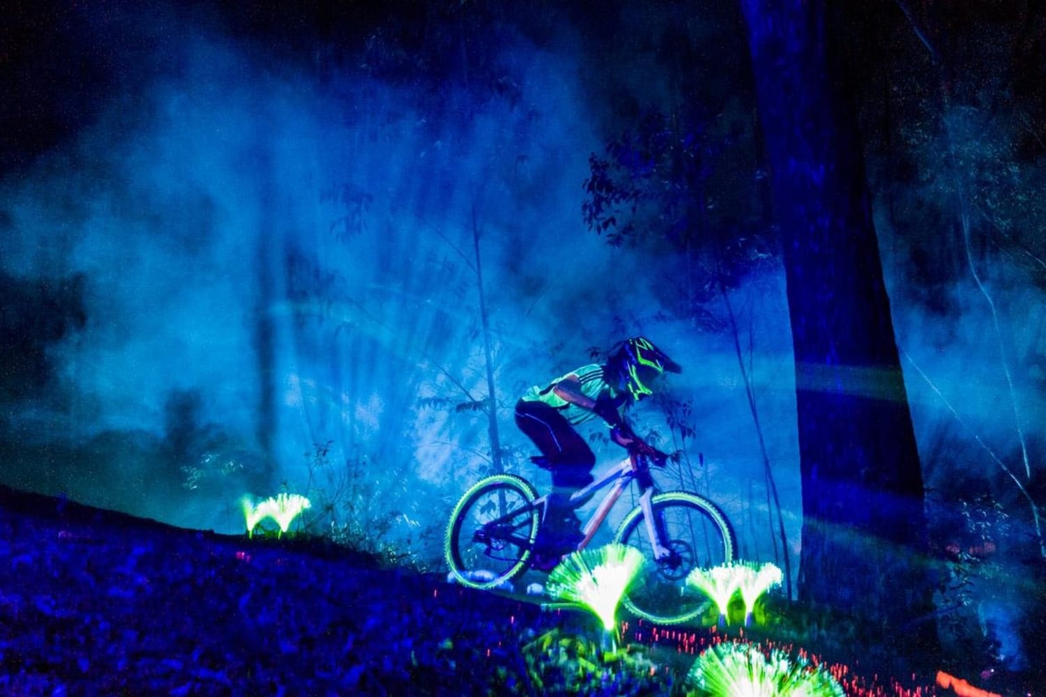 Red Bull Photography - Black Light Bikes: MTB a UV