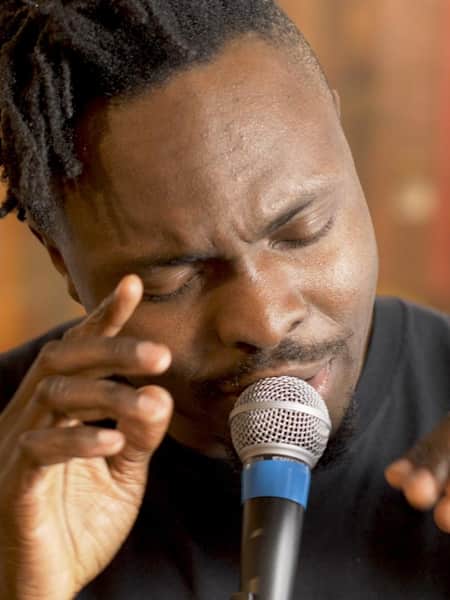 Azekel performs a live and exclusive session ++videos++