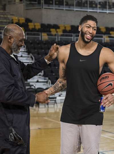 Lenda da NBA, Karl Malone prega peça em Anthony Davis