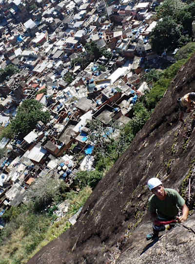 Uma escada dos sonhos pela Rocinha