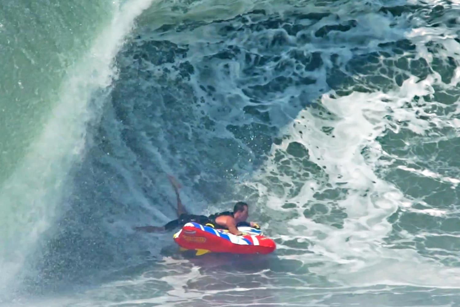 Vidéo : Jamie O'Brien surfe sur un raft au Mexique