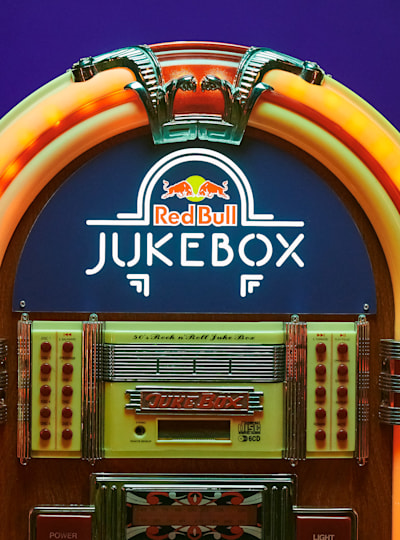 Istenes Bence műsorvezetésével jön a Red Bull Jukebox!
