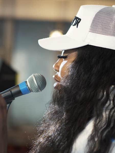 Ms Banks performs Come Thru and Day Ones live *session*