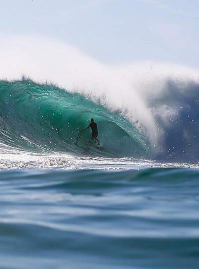 Surfing ++video++ Cyclone Gita at Superbank Kirra 2018