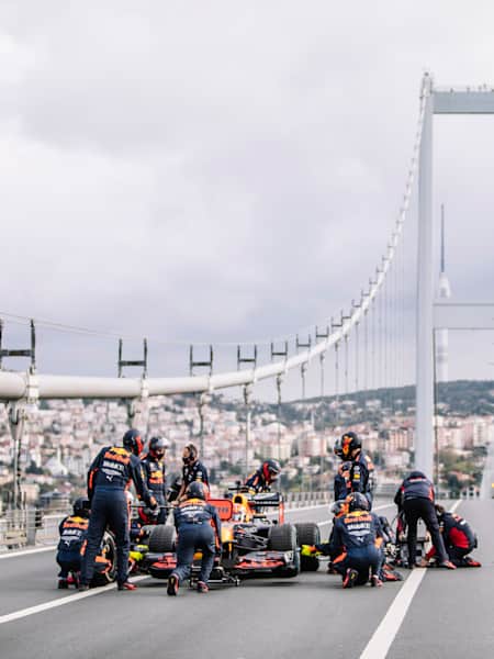 F1 drivers Pierre Gasly & Alex Albon explore Istanbul