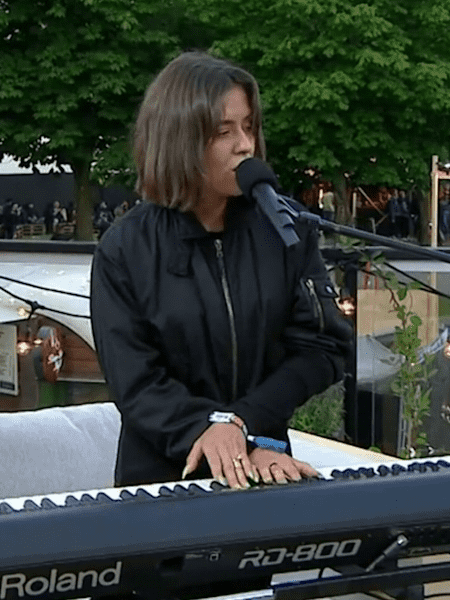 Check out a live Dillon session recorded at Roskilde